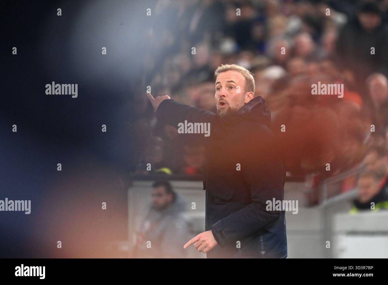 Coach Sebastian Hoeness (VfB Stuttgart), gesture, giving instructions ...