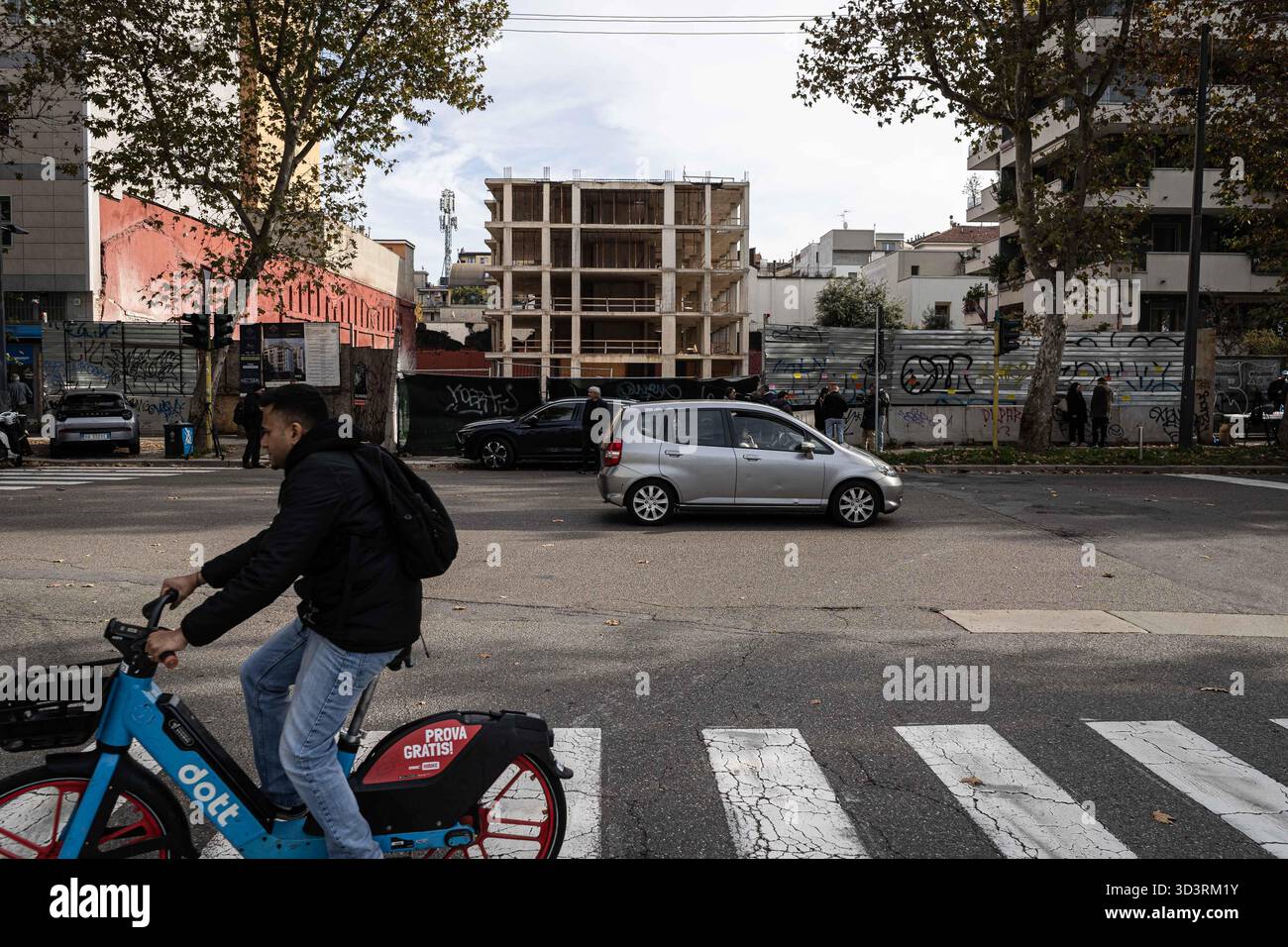 Milan, Via Valtellina, 'Suspended Families' Committee protests in front ...