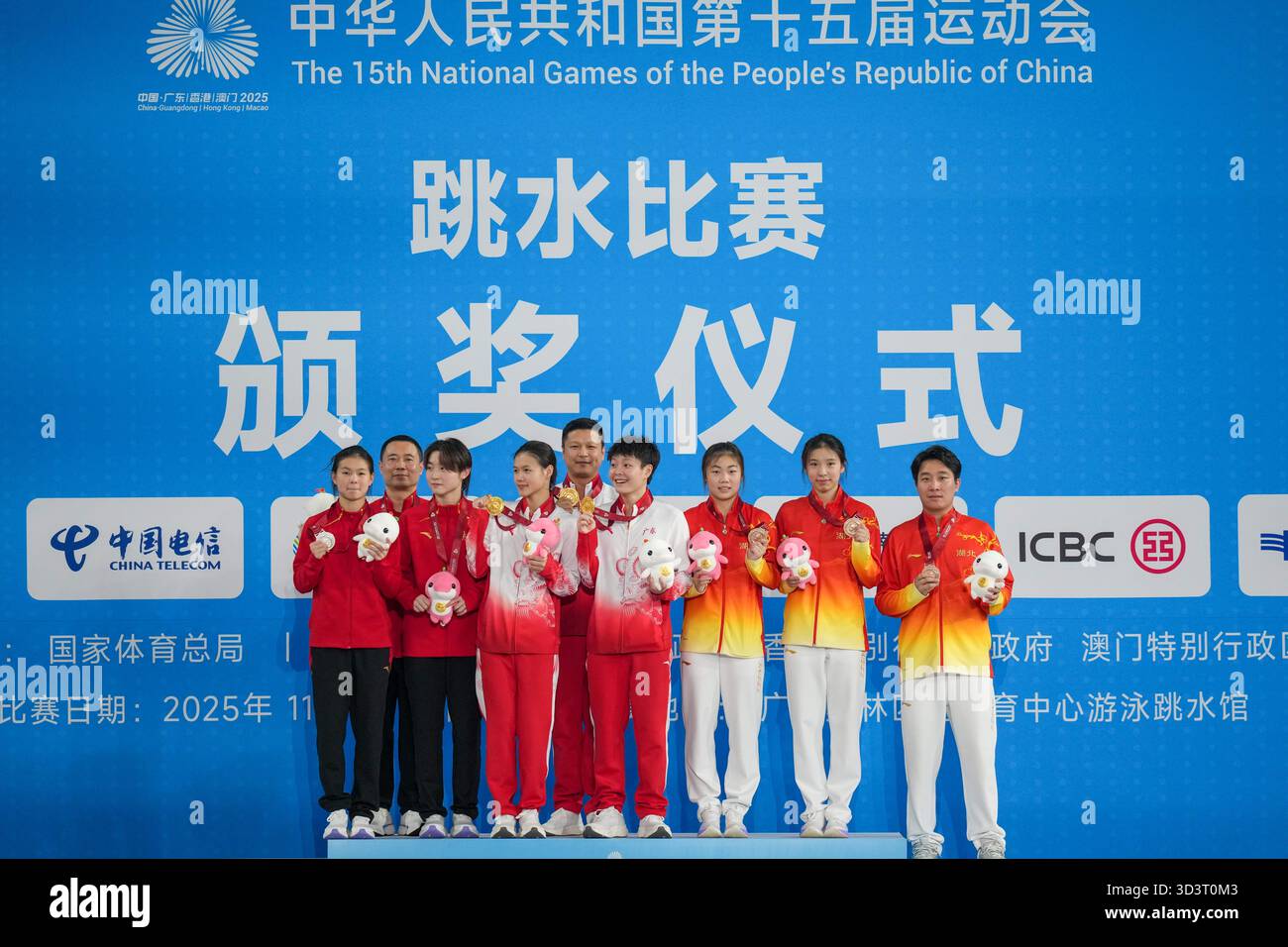 (251107) -- GUANGZHOU, Nov. 7, 2025 (Xinhua) -- Gold medalists Chen ...