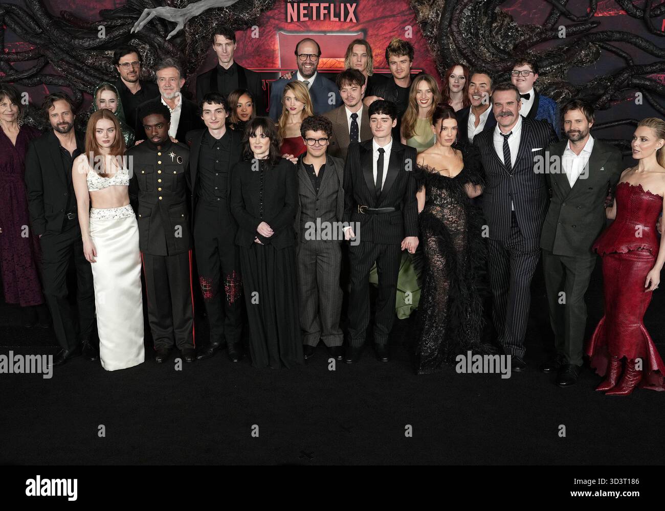 (L-R) STRANGER THINGS Cast & Crew - Linda Hamilton, Matt Duffer Sadie ...