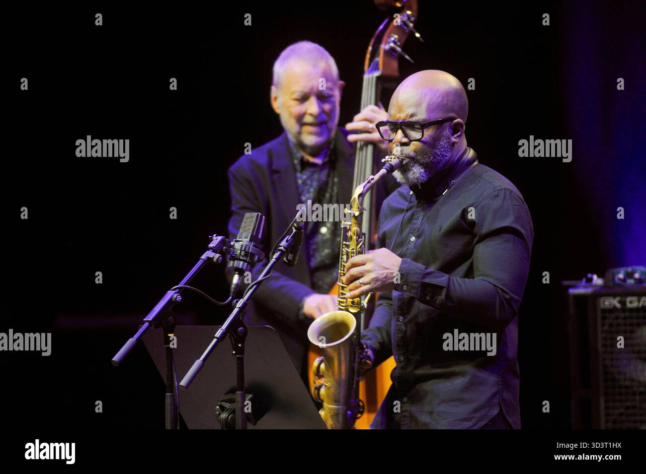 Der britische Jazz-Bassist Dave Holland mit Jaleel Shaw as. in der ...