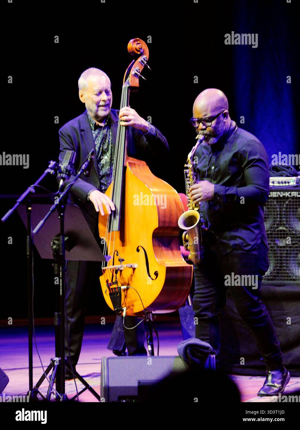 Der britische Jazz-Bassist Dave Holland mit Jaleel Shaw as. in der ...