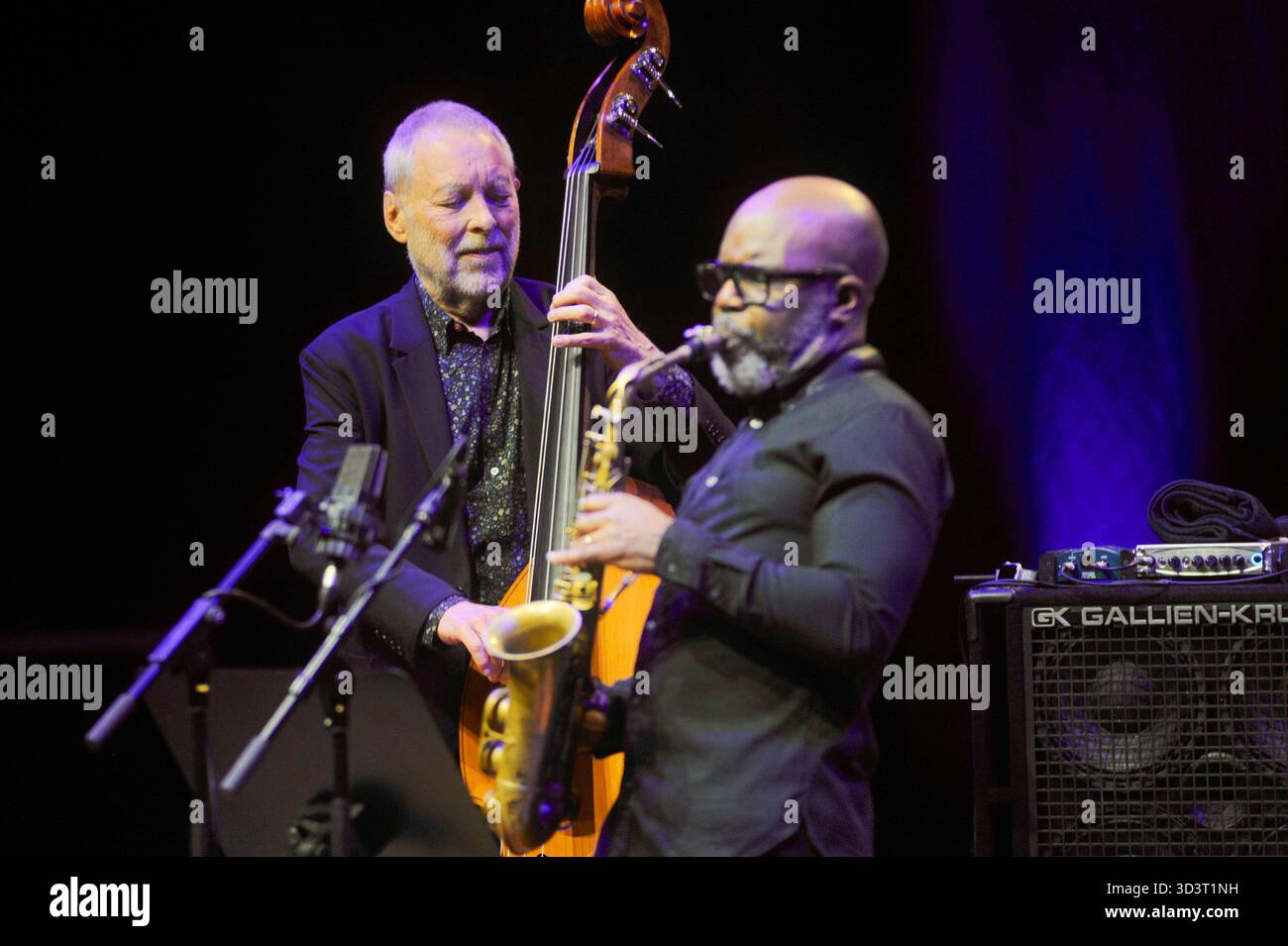 Der britische Jazz-Bassist Dave Holland mit Jaleel Shaw as. in der ...