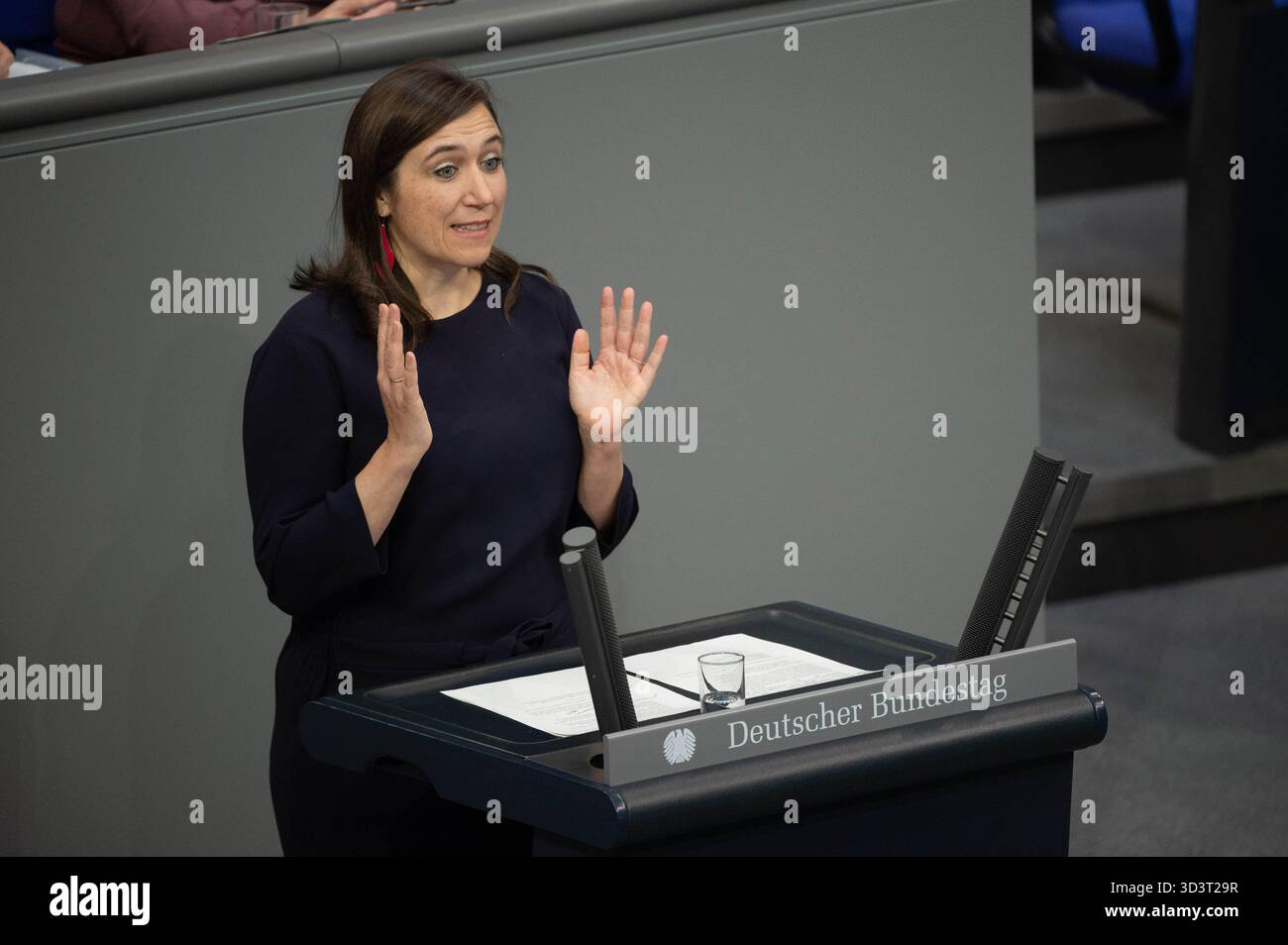 07 November 2025, Berlin: Katharina Beck (B90/Greens) speaks in a ...