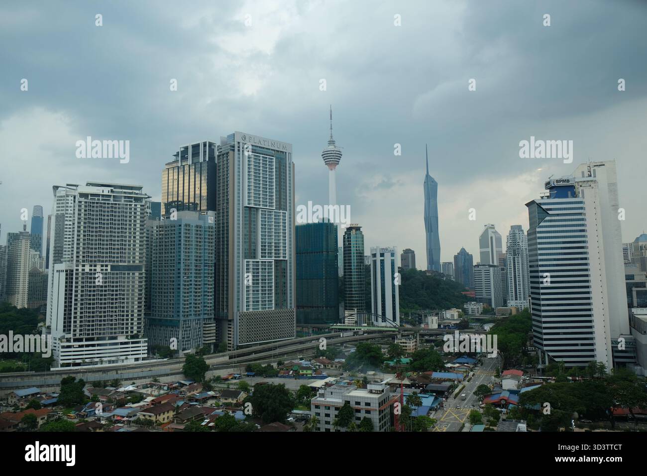 November 2025 metropolis building hi-res stock photography and images ...