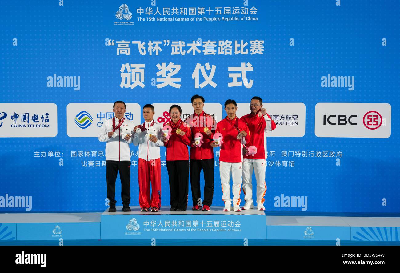 (251107) -- GUANGZHOU, Nov. 7, 2025 (Xinhua) -- Gold medalist Yang Yalin of Jiangsu, silver ...