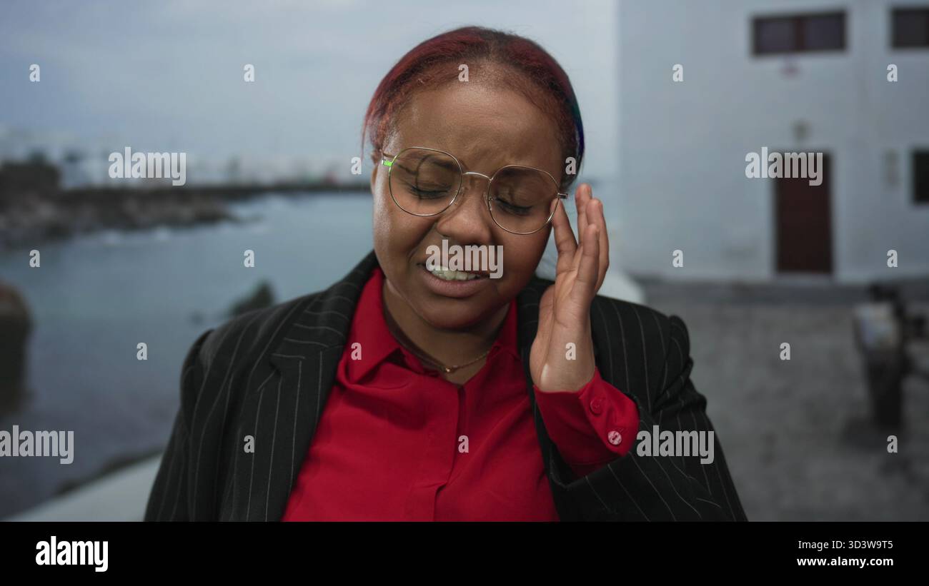 Woman crying hand pressed hi-res stock photography and images - Alamy