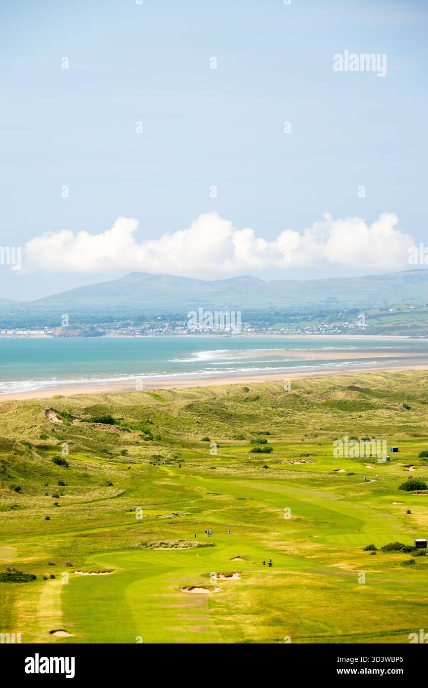 Golf course next to the Harlech Castle (Castell Harlech) and dunes ...