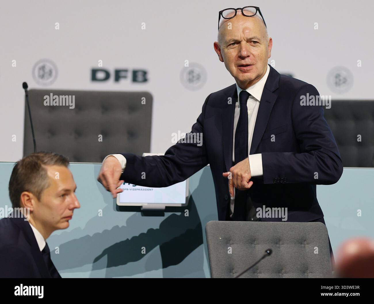 from left: Treasurer Stephan Grunwald, DFB President Bernd Neuendorf ...