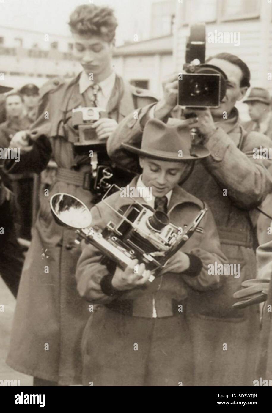 German press photographer Mickey Bohnacker checks his Graflex Speed ...