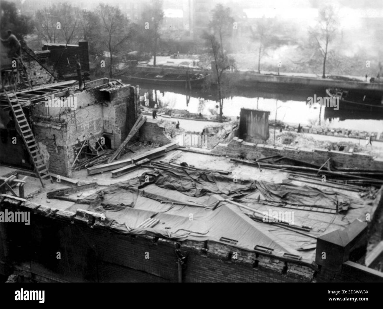 This image shows the remains of buildings along the Wijnhaven ...