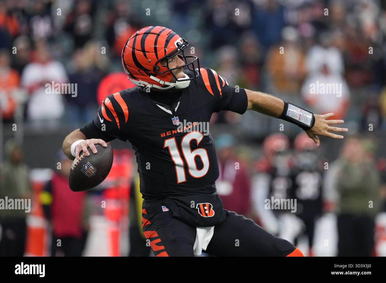 Cincinnati Bengals quarterback Joe Flacco (16) throws a deep pass ...