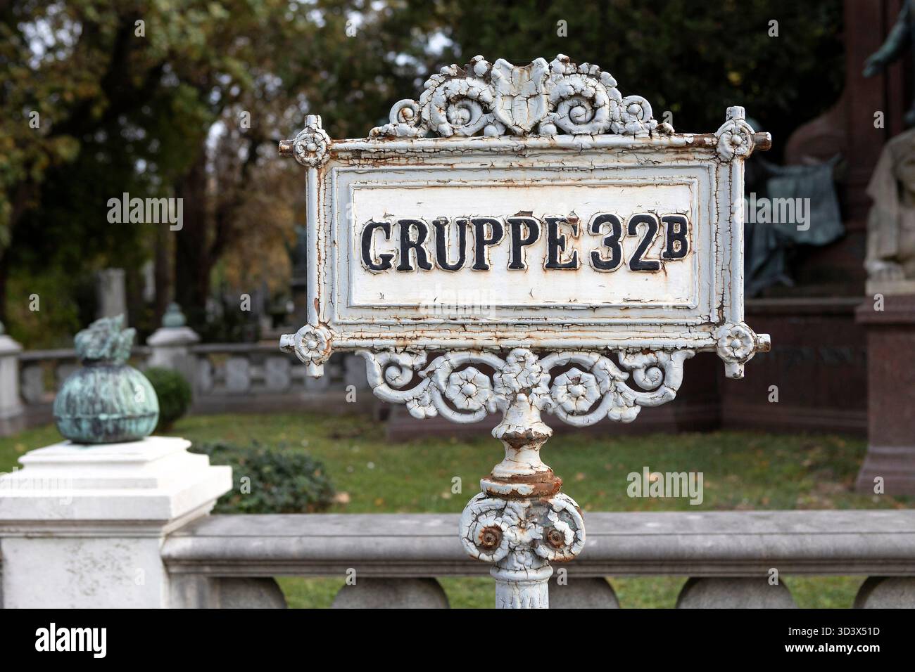 Wiener Zentralfriedhof, Schild Gruppe 32B // Vienna Central Cemetery ...