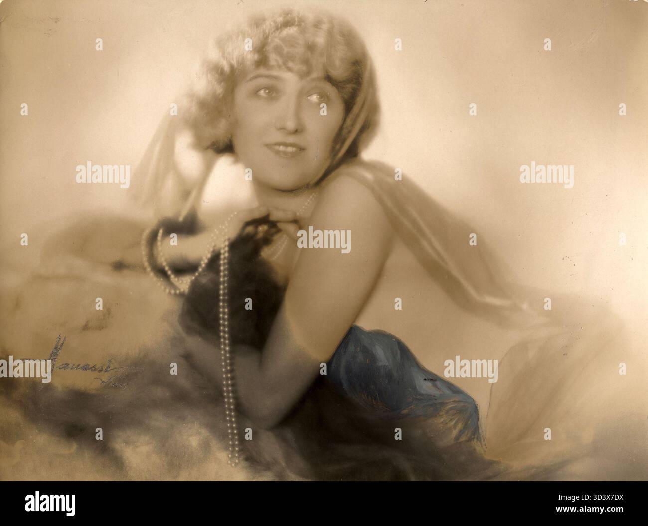 Scantily dressed hi-res stock photography and images - Alamy