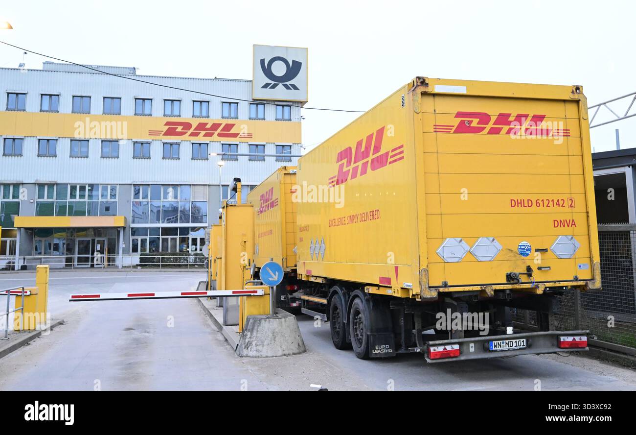 07 November 2025, Baden-Württemberg, Köngen: The DHL and Deutsche Post ...