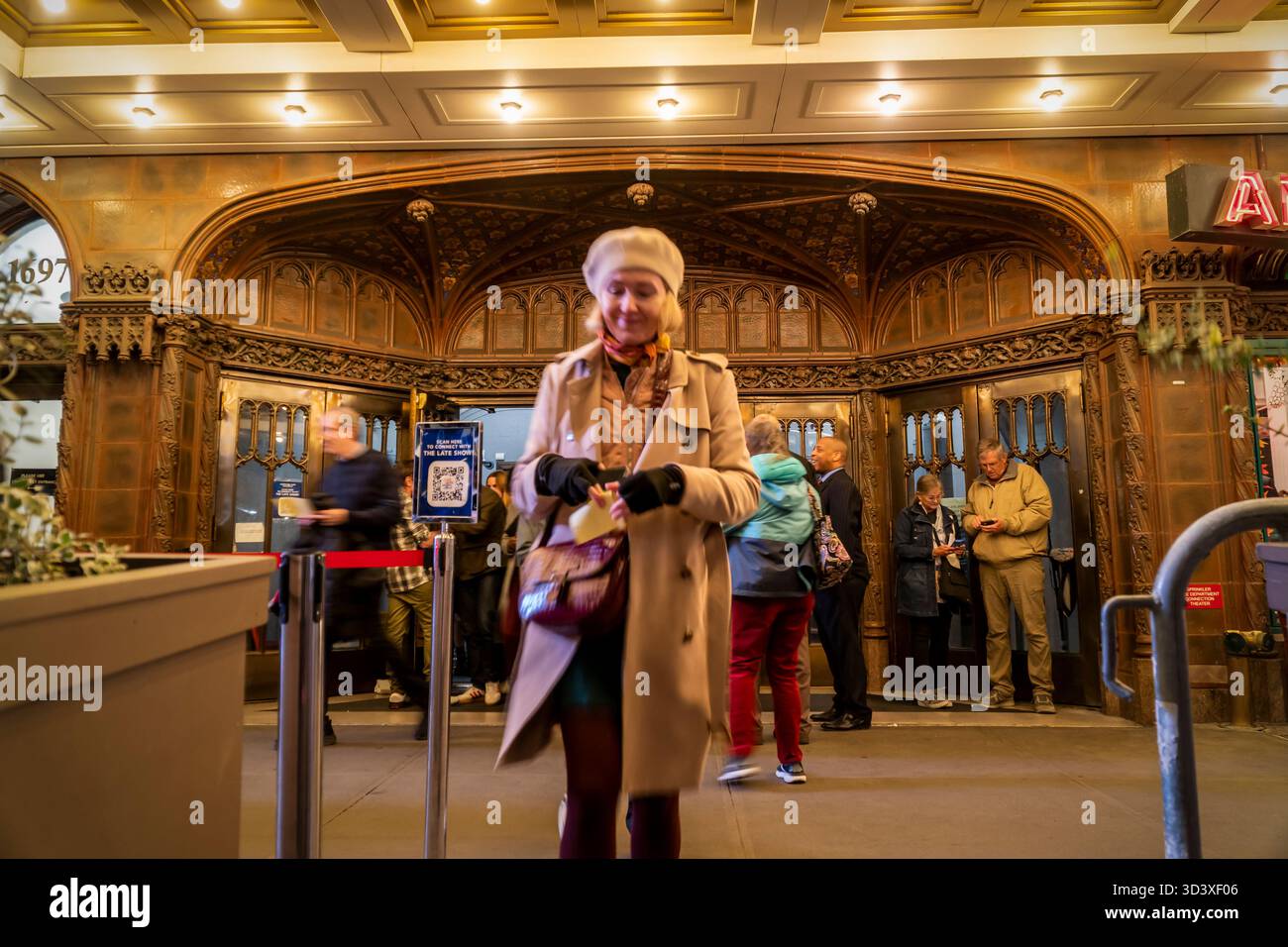 The Ed Sullivan Theater disgorges the audience of the cancelled The ...