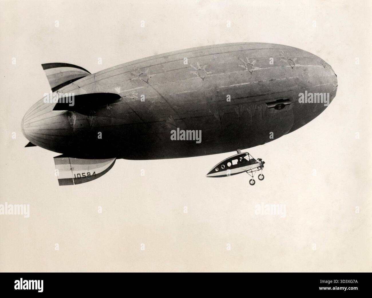 Small scale airships hi-res stock photography and images - Alamy