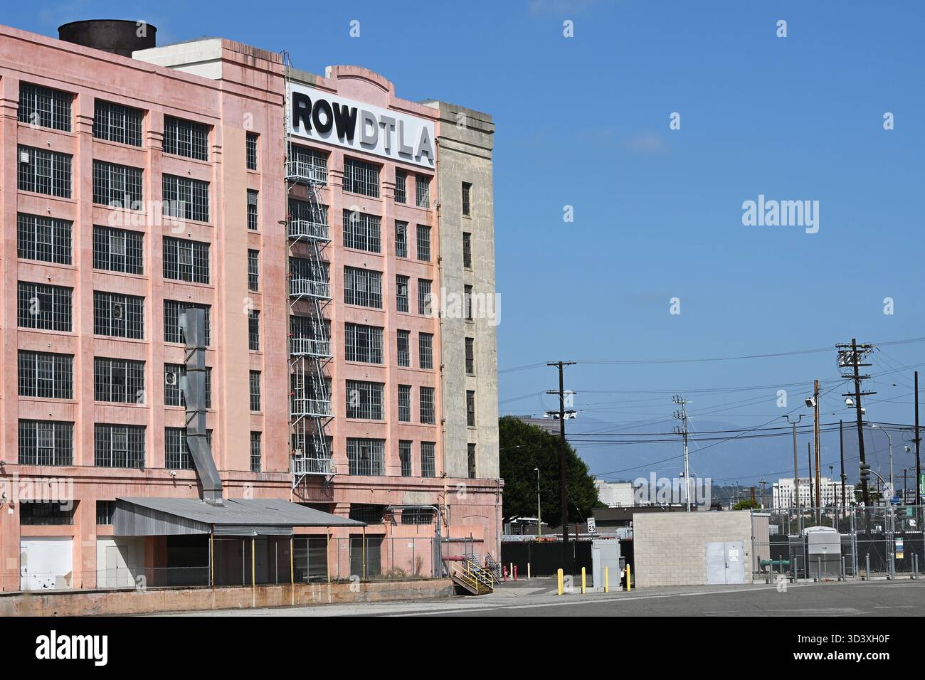 LOS ANGELES, CALIFORNIA - 23 OCT 2025: ROW DTLA bldg 3 on Warehouse ...