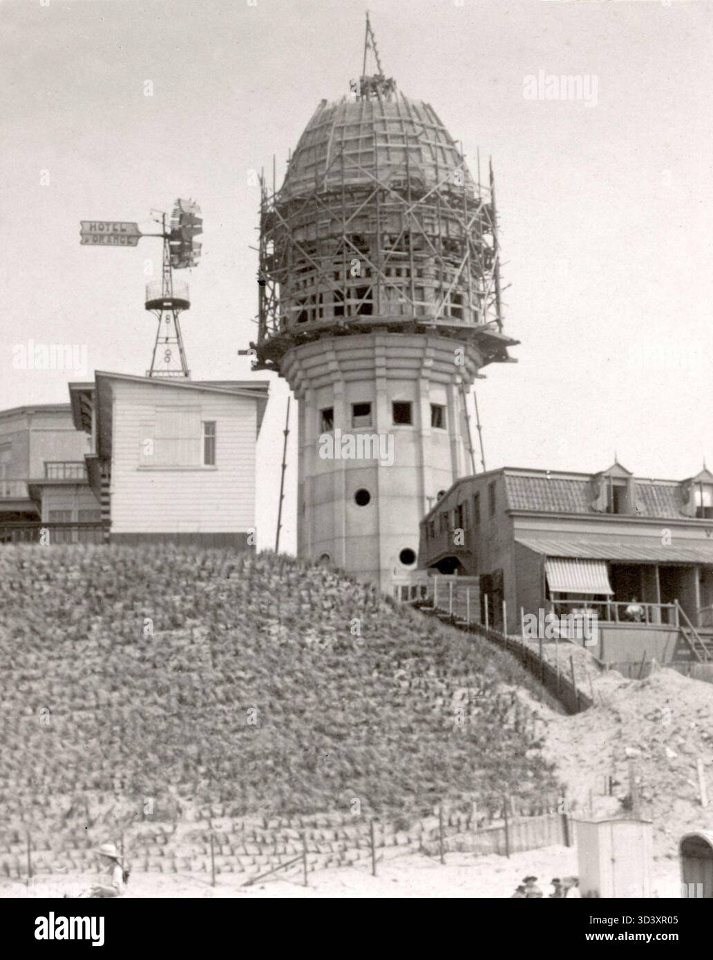 The construction of a water tower/viewing tower in Zandvoort ...