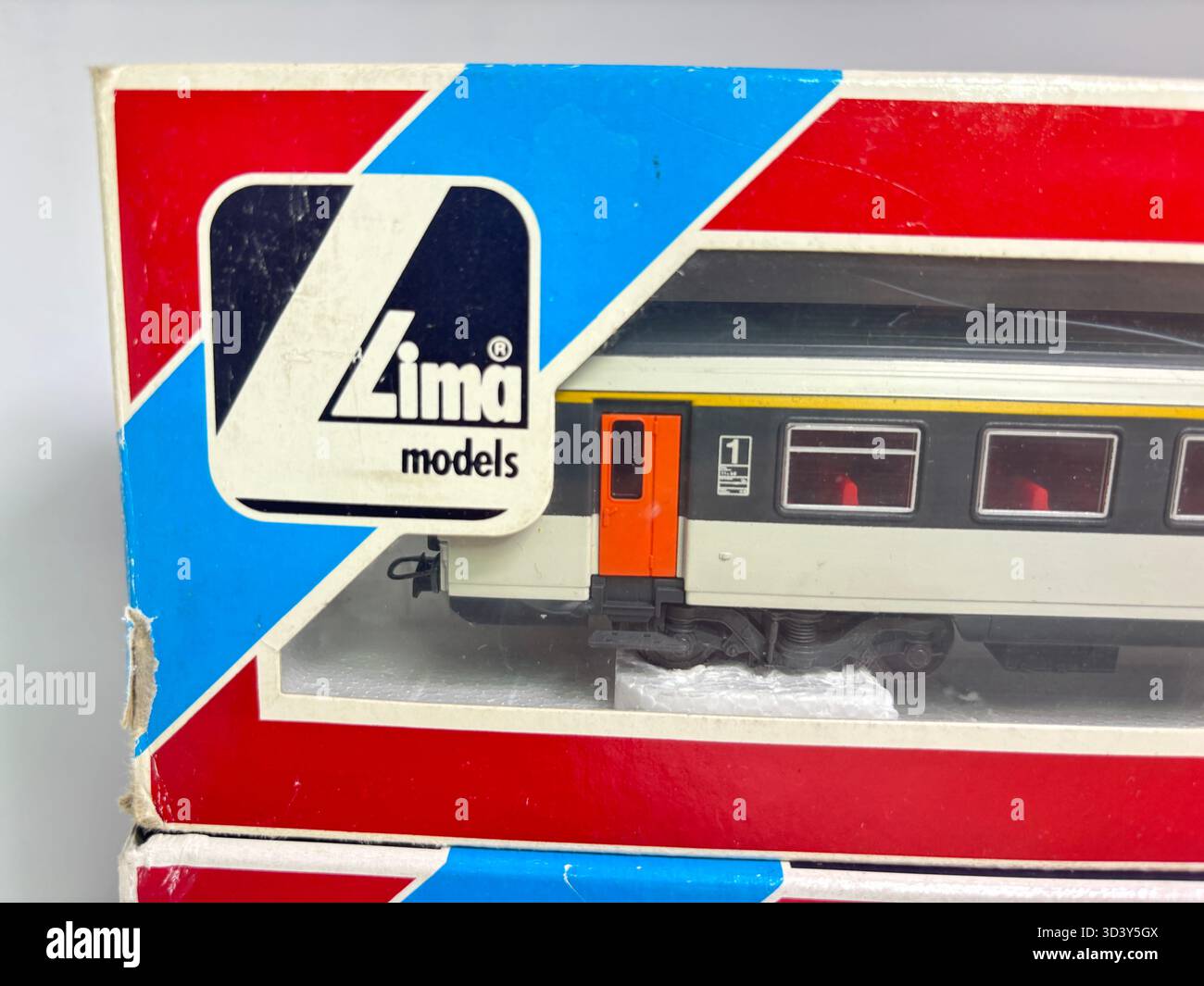 Detailed HO scale Lima production of SNCF passenger cars with bogie ...
