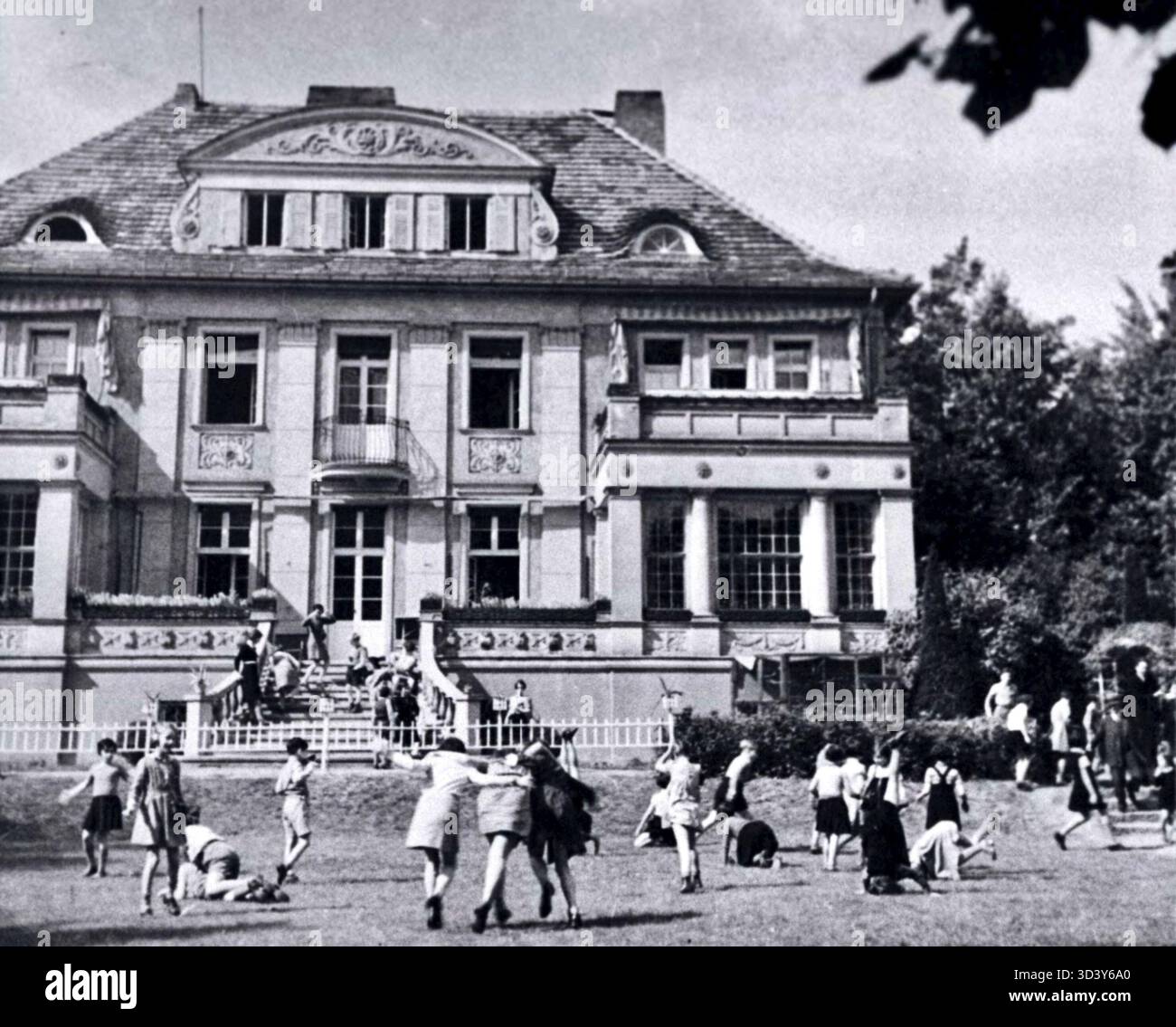 This 1932 photo shows students in the garden of the Private Waldschule ...