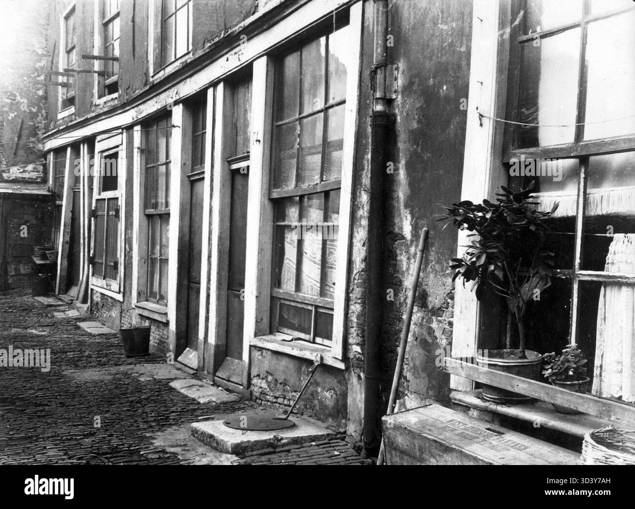 The Hoeksteen building in Amsterdam, 1926, housed 25 single-room ...