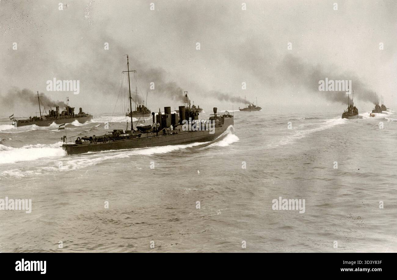 Warships during naval maneuvers by the Dutch navy between IJmuiden and ...