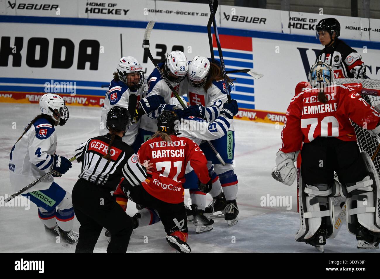 07 November 2025, Bavaria, Landshut: Ice hockey, women: Germany Cup ...