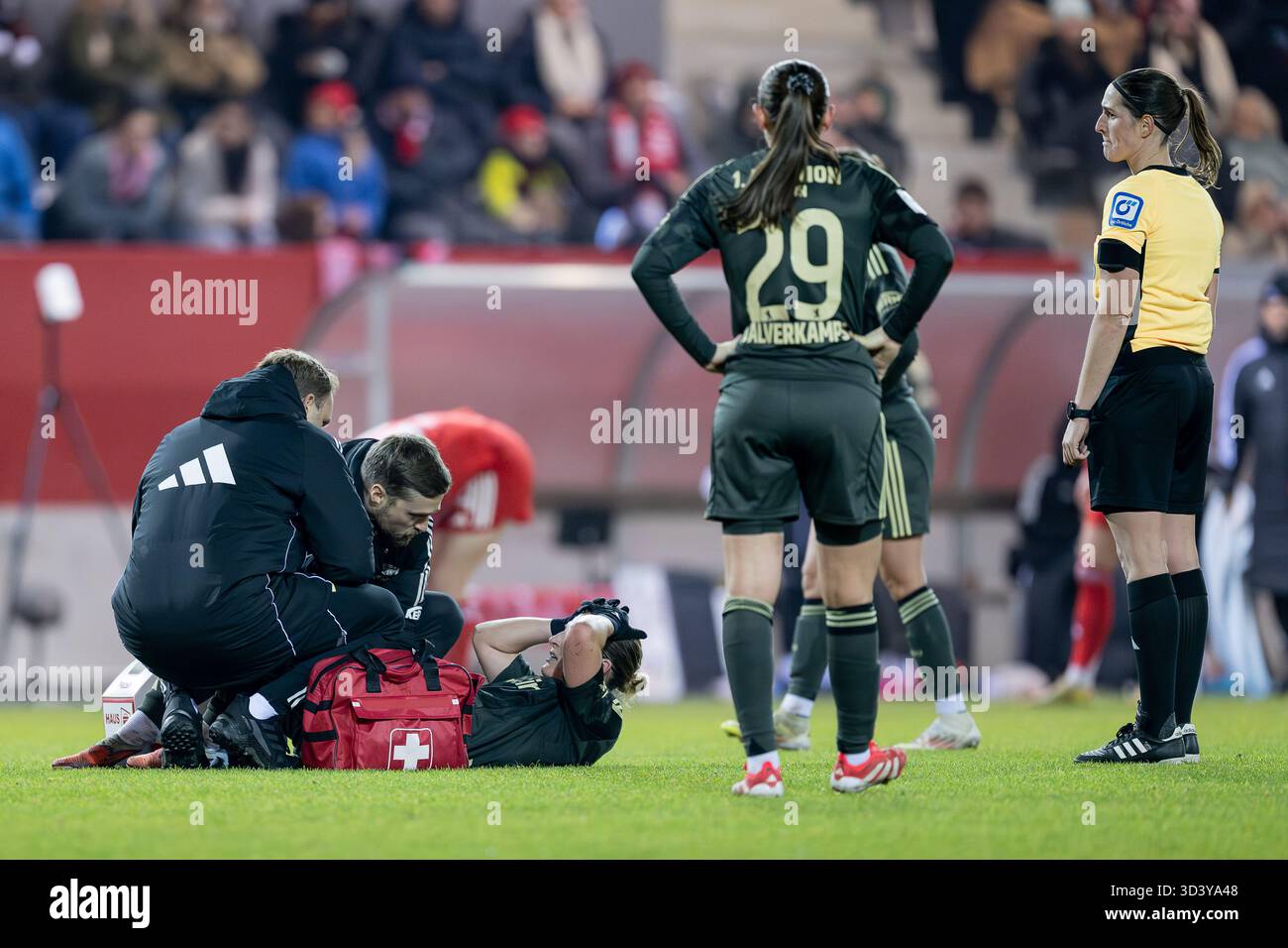 Dina Orschmann (Union Berlin, #11) needs treatment, on the right Naemi ...