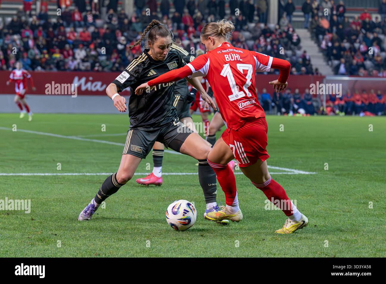 Fight for the ball / Duel between Anna Weiss (Union Berlin, #21) and ...