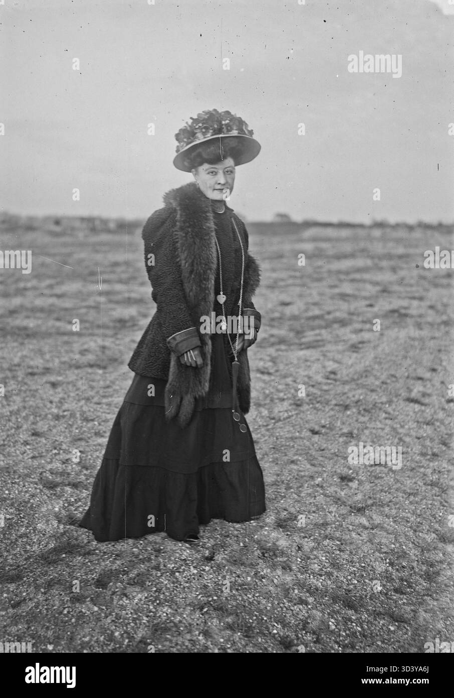 A press photograph from December 20, 1907, featuring Mme Airault, a ...