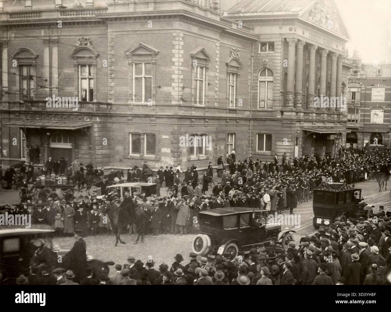 The funeral procession of Amsterdam Mayor Jan Willem Tellegen (1859 ...