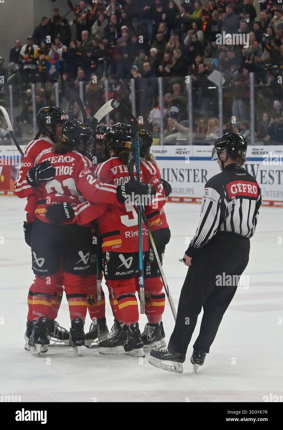 07 November 2025, Bavaria, Landshut: Ice hockey, women: Germany Cup ...