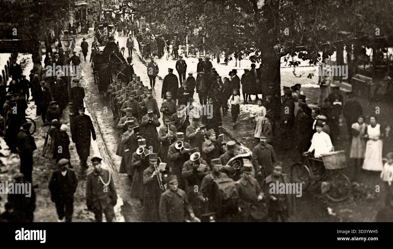 Procession of soldiers on foot hi-res stock photography and images - Alamy