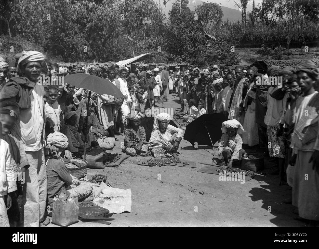 This historical photograph from 1880-1910 shows a market scene (pasar ...