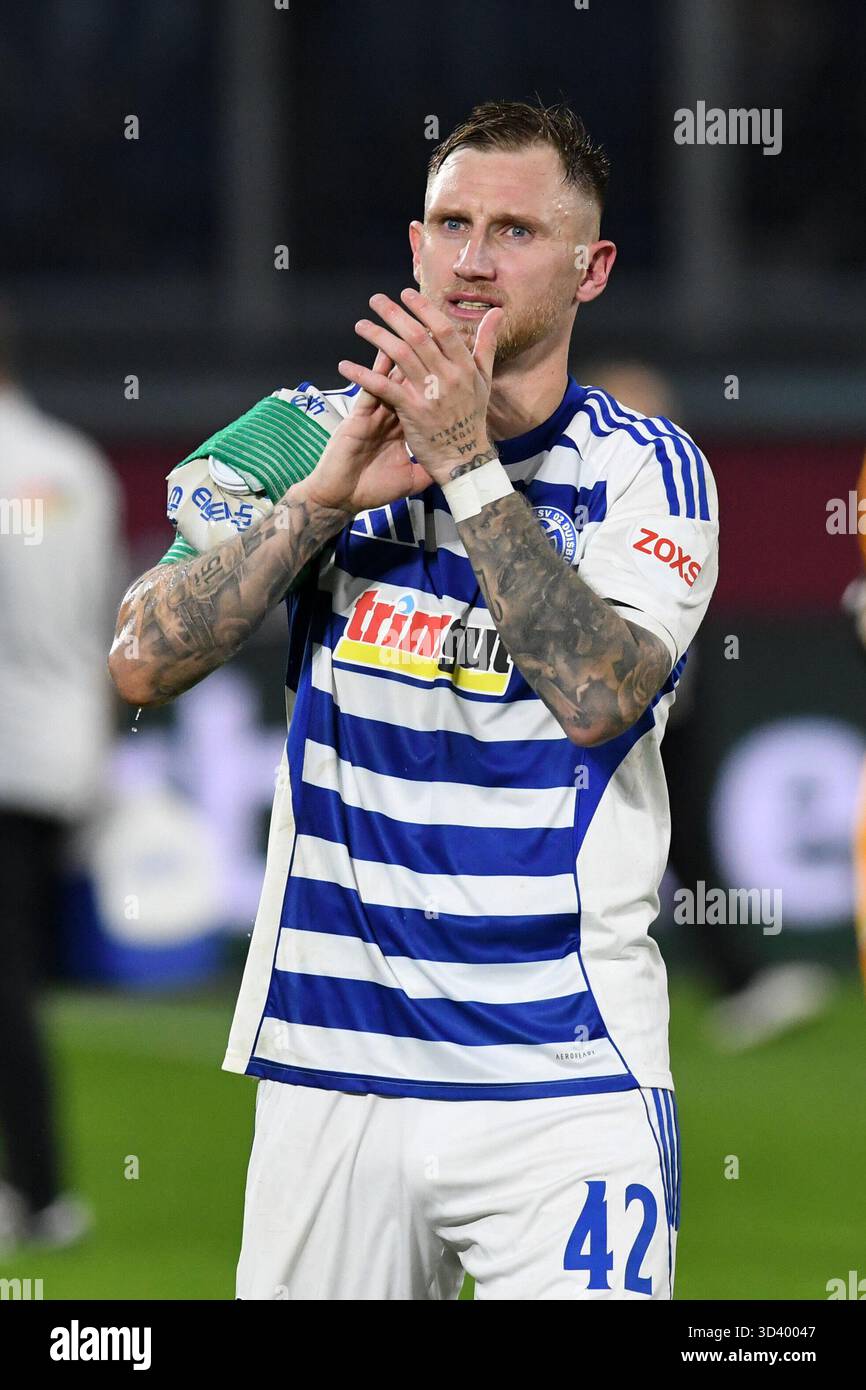 Alexander Hahn ( MSV Duisburg ) has to cool his shoulder with ice after ...