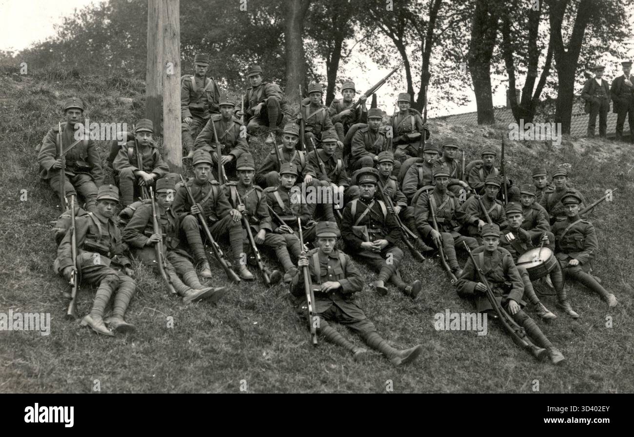 Landstorm volunteers from the Dutch Army's Barendrecht division in 1921 ...