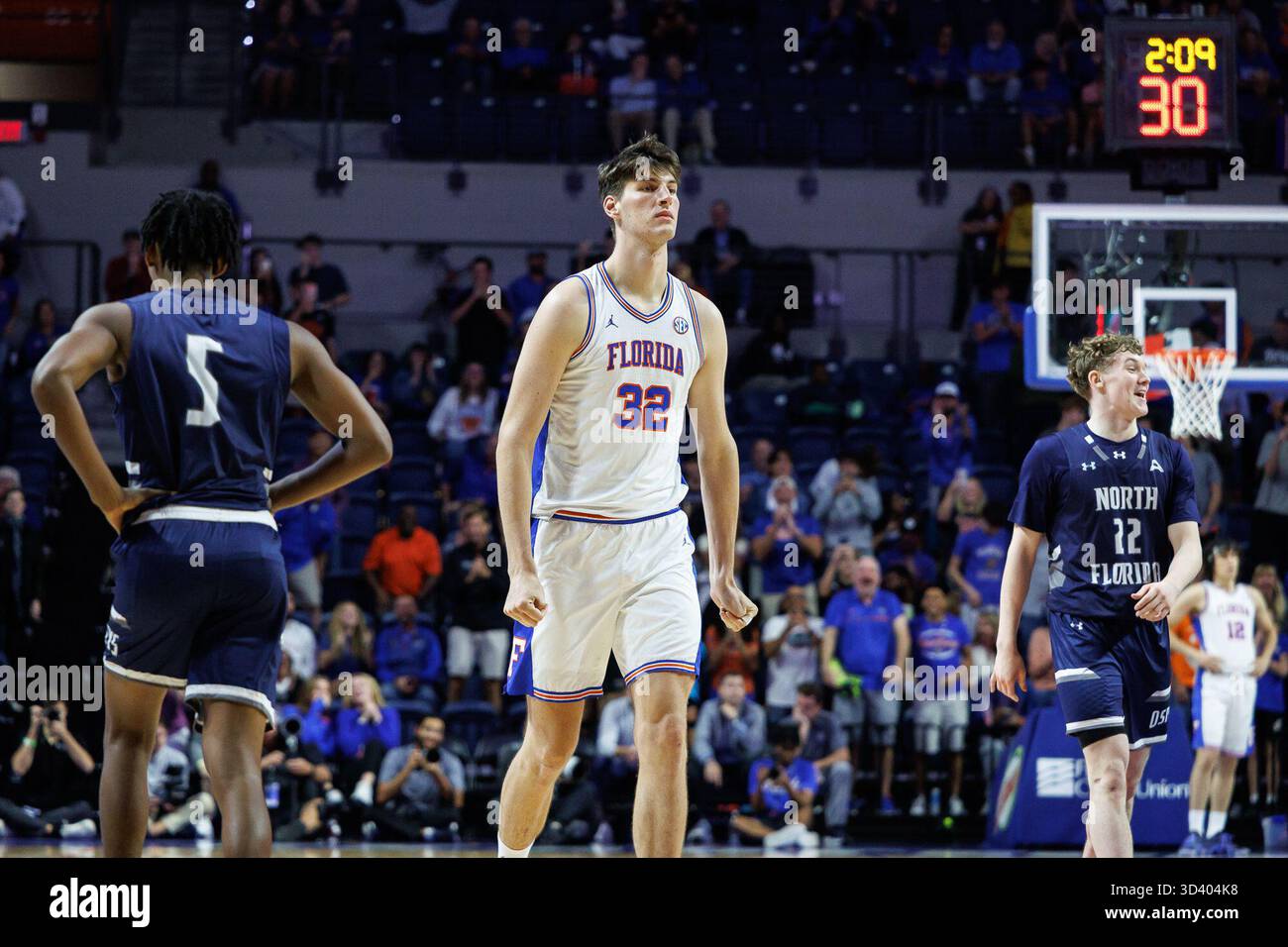 Florida center Olivier Rioux (32) makes his debut during the second ...