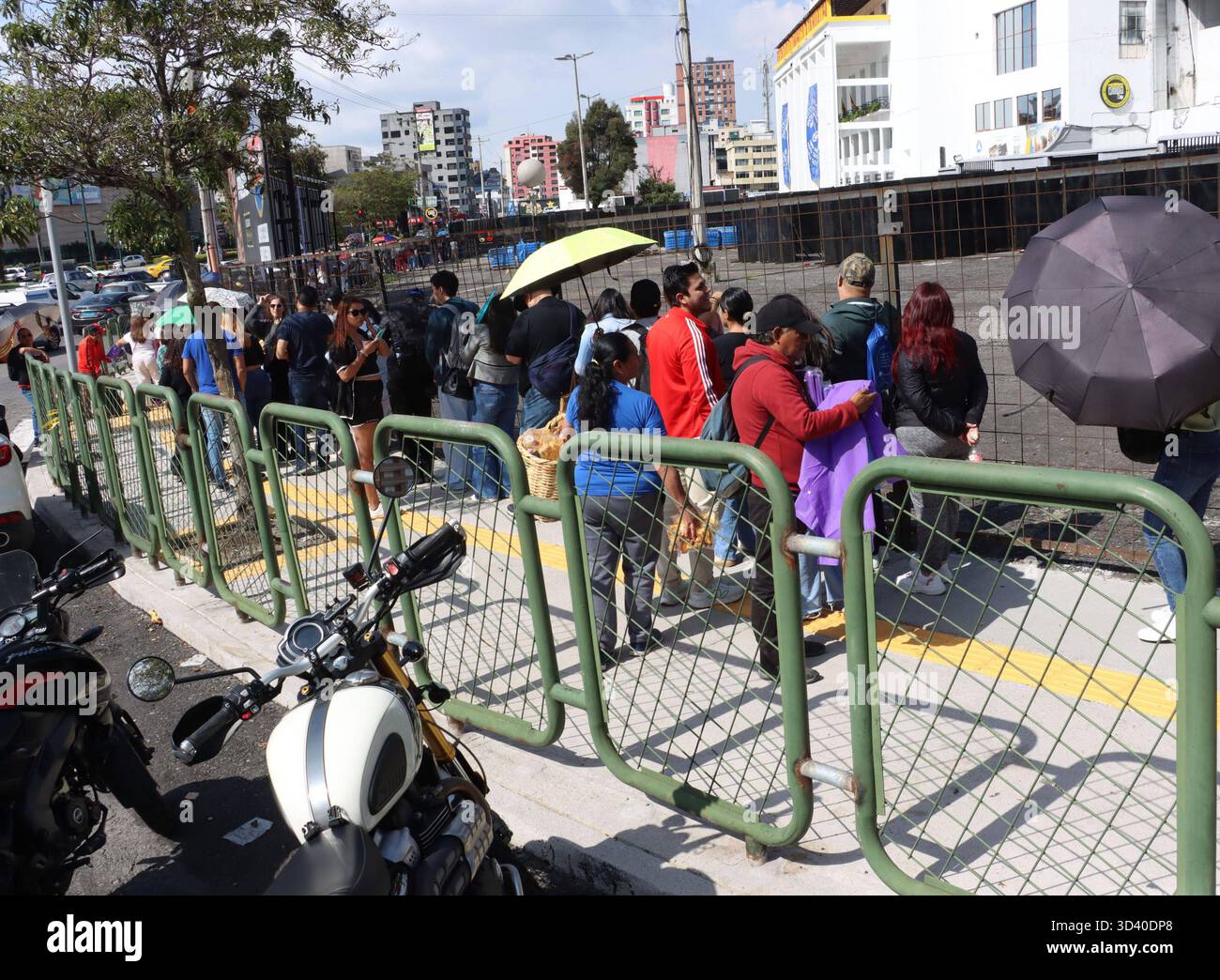 AMBIENTE ENTRADAS SHAKIRA Quito, Thursday, November 6, 2025 Dozens of ...
