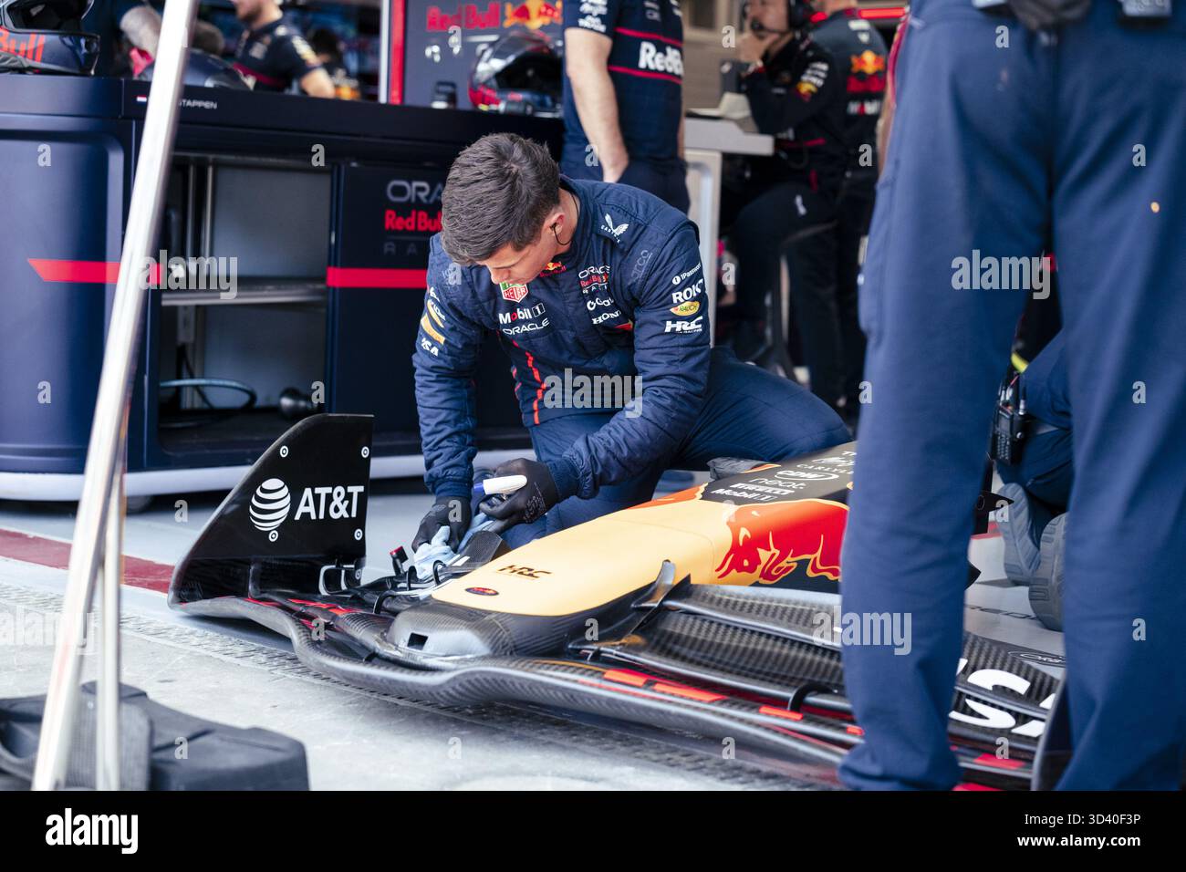 SAO PAULO, BRAZIL - NOVEMBER 07: Red Bull Crew during first practice ...