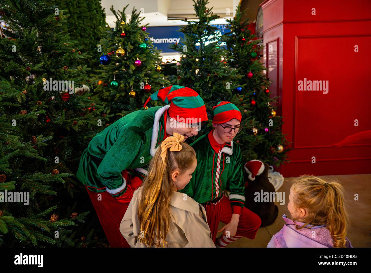 Derry, Northern Ireland. 7 November 2025. Performers entertain shoppers ...