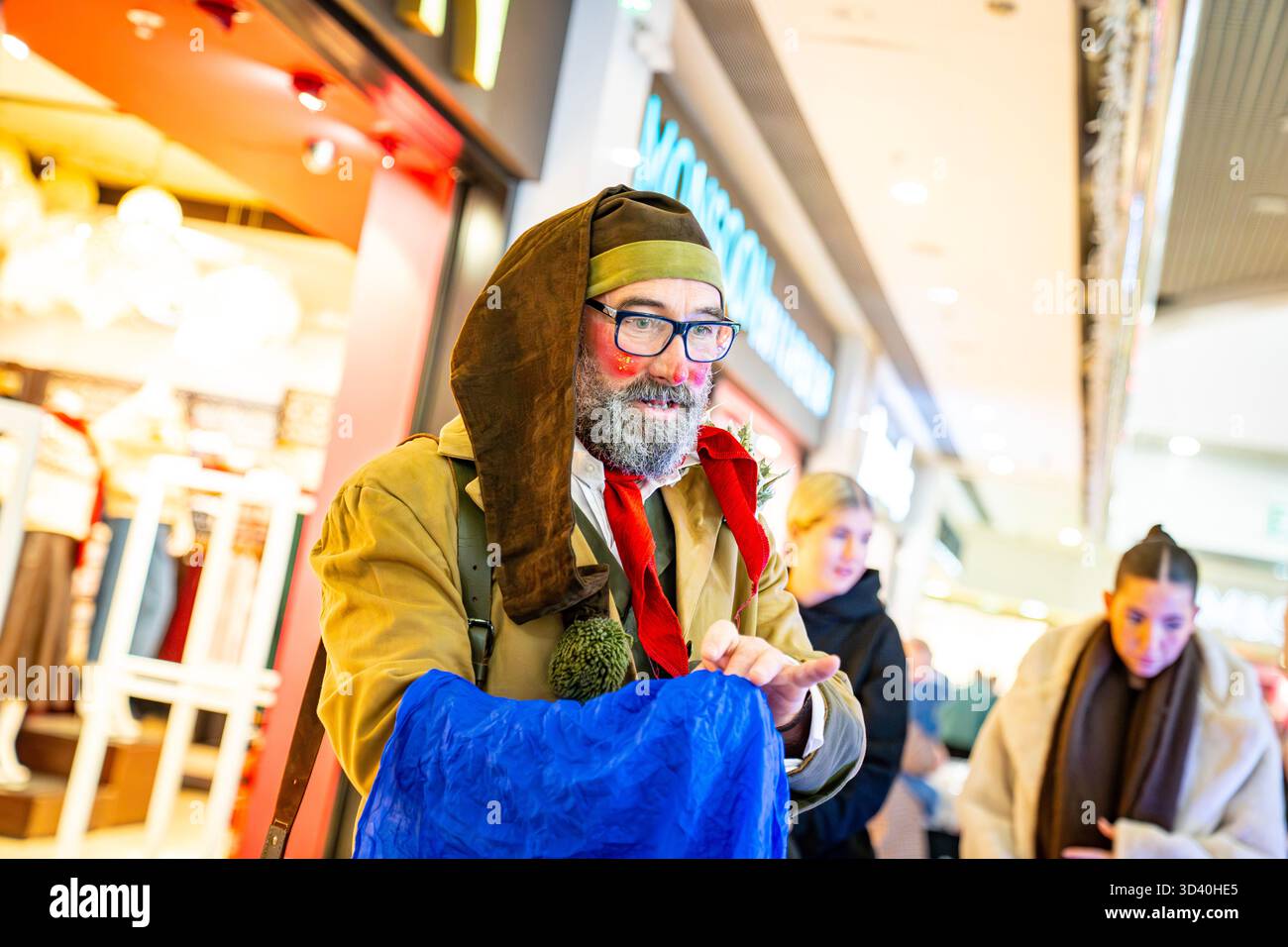 Derry, Northern Ireland. 7 November 2025. Performers entertain shoppers ...