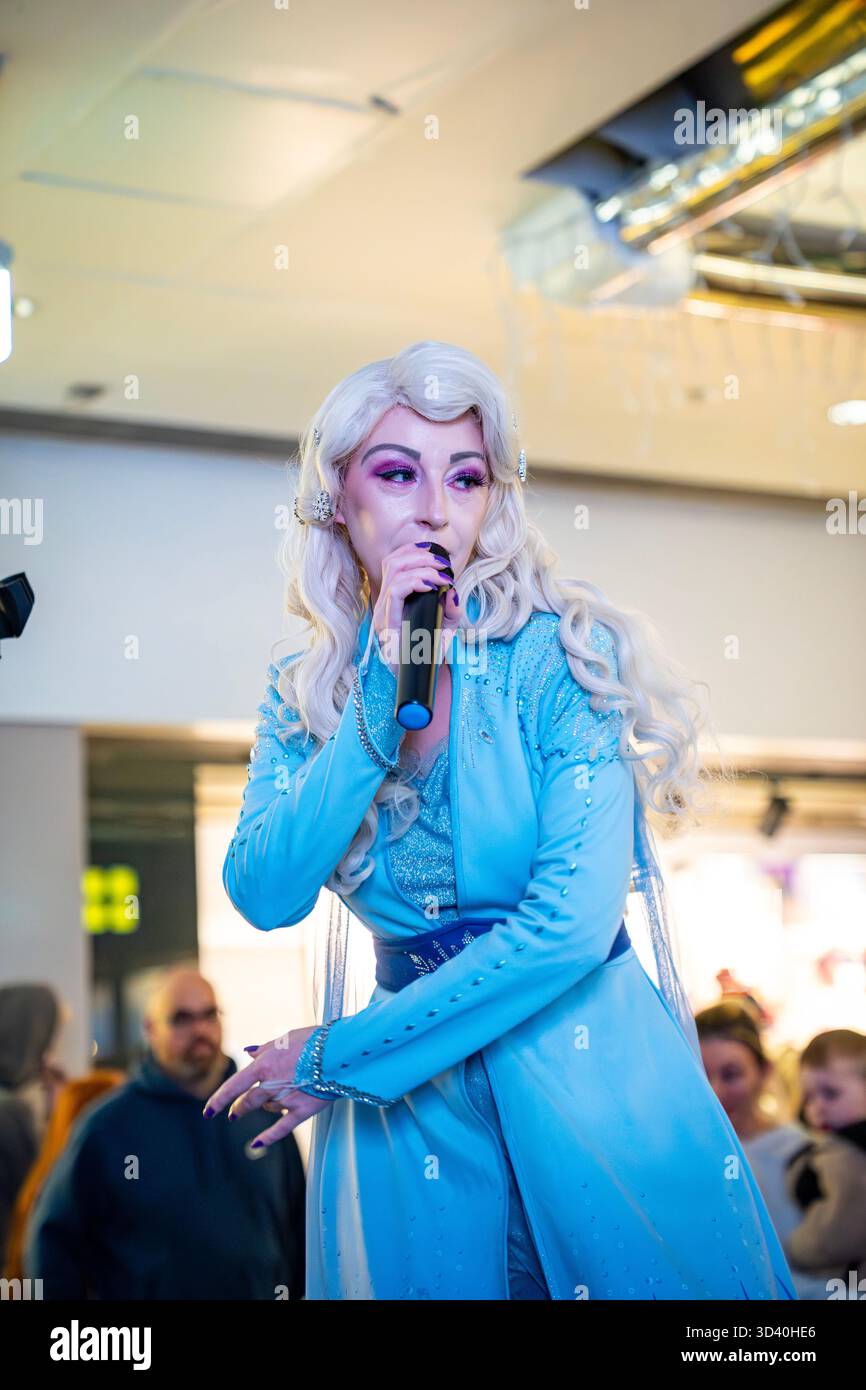 Derry, Northern Ireland. 7 November 2025. Performers entertain shoppers ...