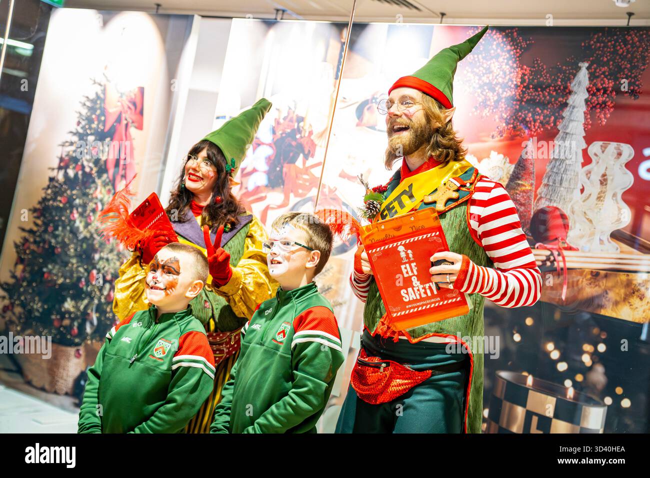 Derry, Northern Ireland. 7 November 2025. Performers entertain shoppers ...