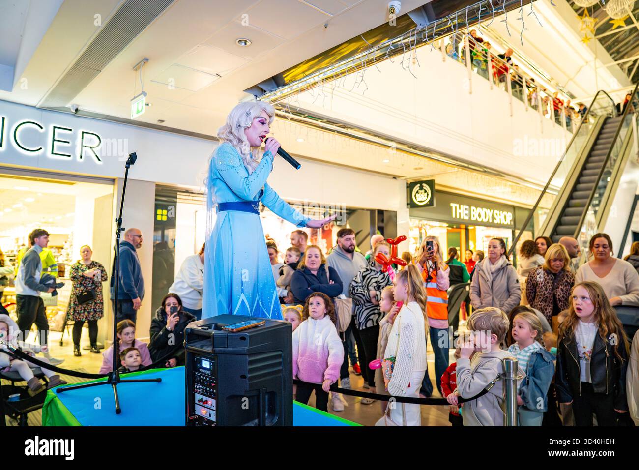 Derry, Northern Ireland. 7 November 2025. Performers entertain shoppers ...