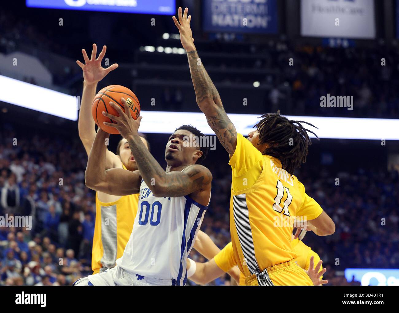 Kentucky's Otega Oweh (00) shoots between Valparaiso's Carter Hopoi ...