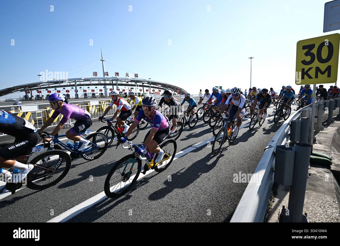 (251108) -- ZHUHAI, Nov. 8, 2025 (Xinhua) -- Cyclists compete during the men's road race of ...