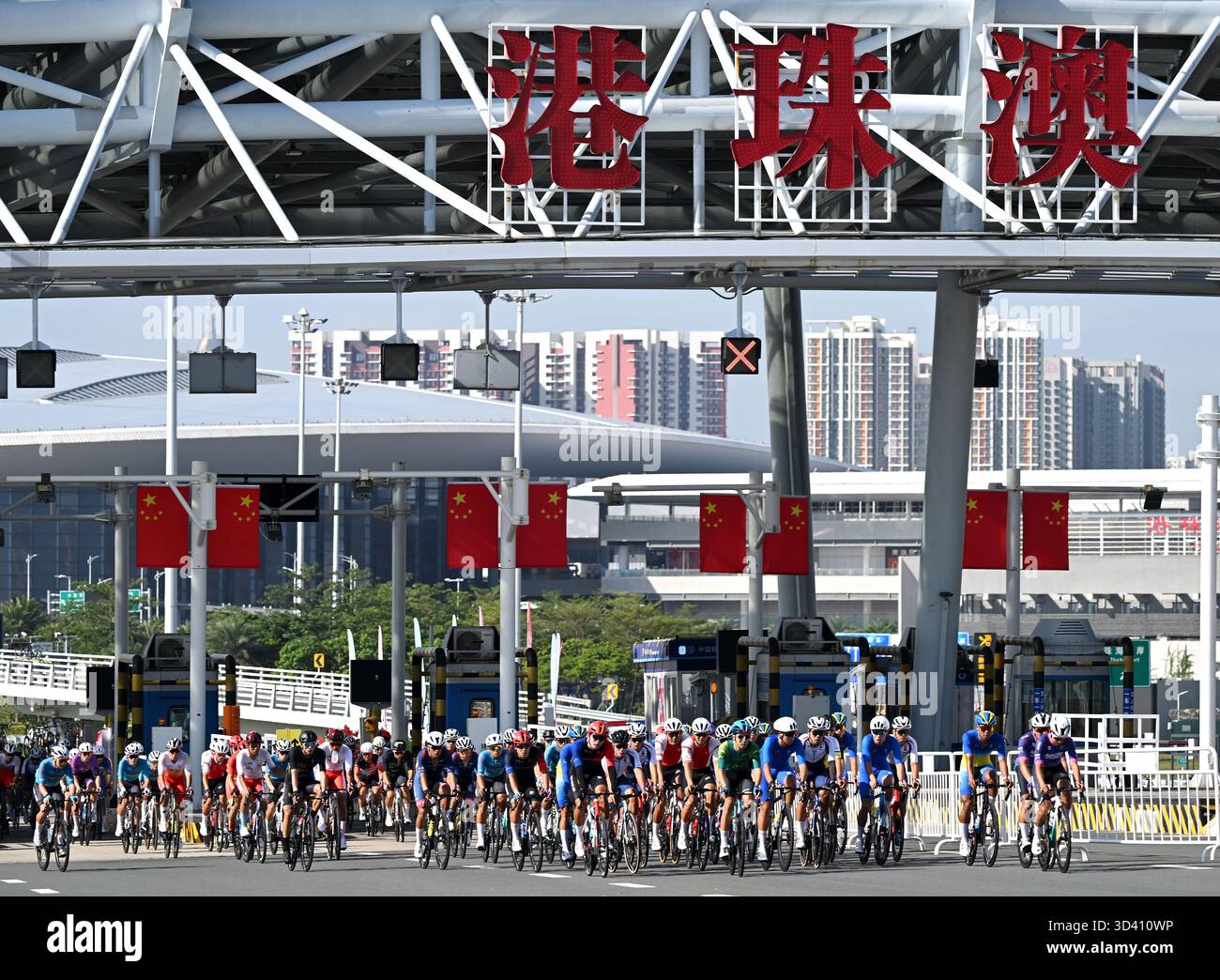 (251108) -- ZHUHAI, Nov. 8, 2025 (Xinhua) -- Cyclists compete across ...