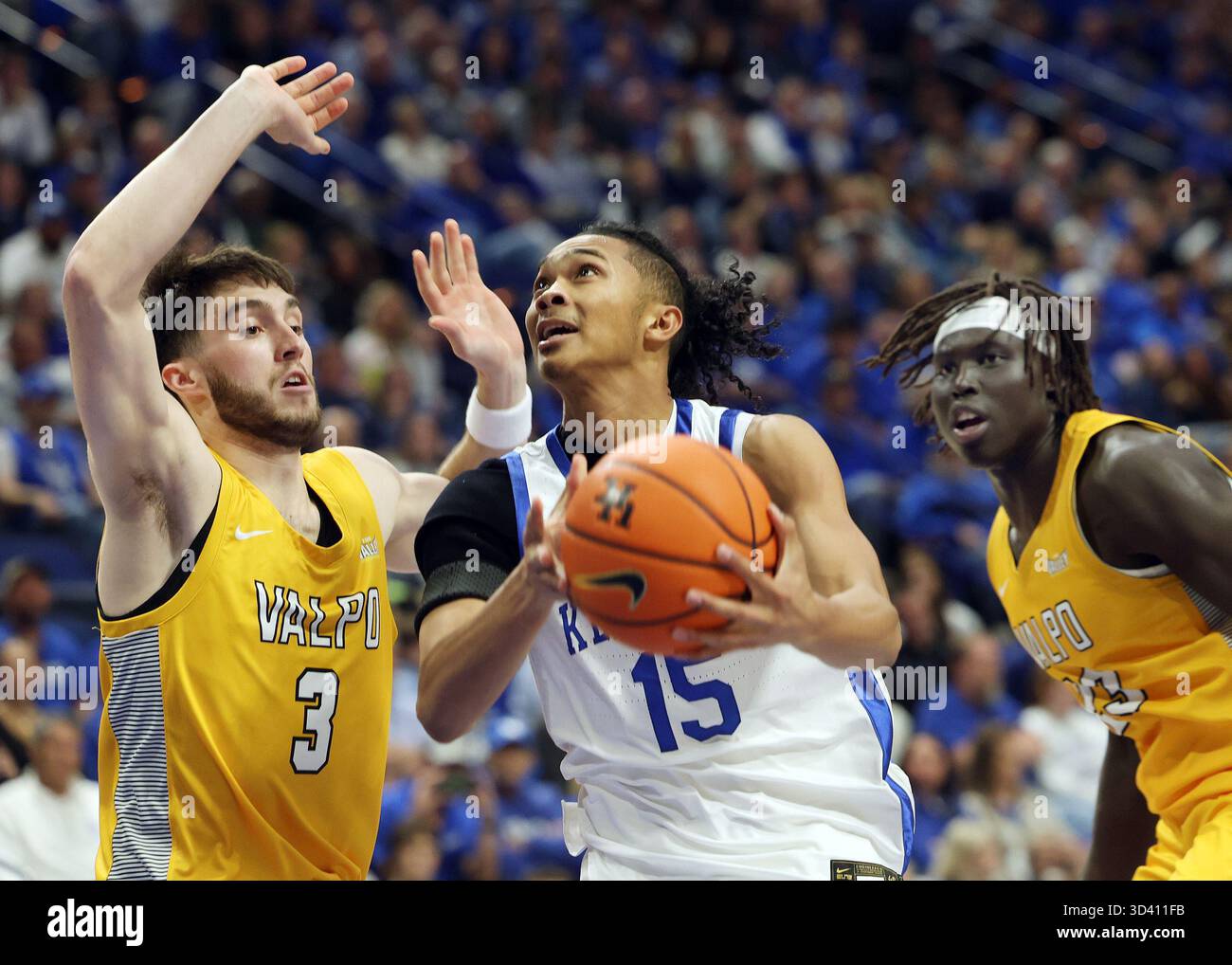 Kentucky's Jaland Lowe (15) splits Valparaiso defenders Brody Whitaker ...