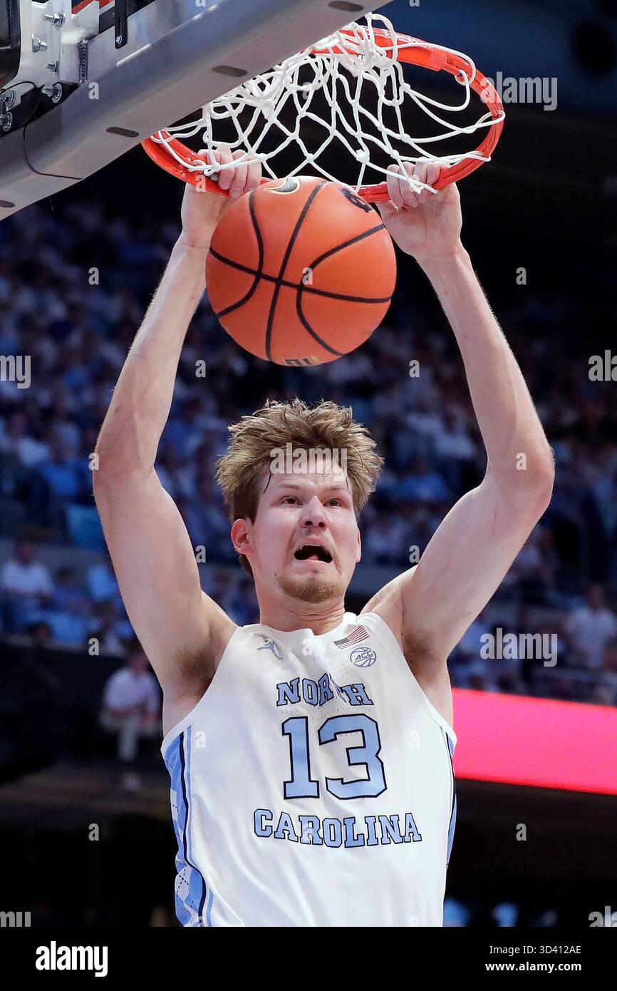 North Carolina center Henri Veesaar (13) dunks against Kansas during ...